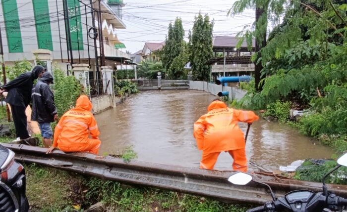 Potret Genangan Air di Jalan Ratna dan Caman Raya Bekasi Akibat Hujan ...