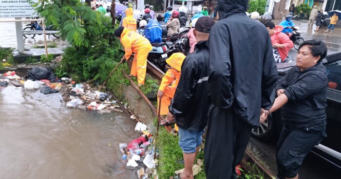 Potret Genangan Air di Jalan Ratna dan Caman Raya Bekasi Akibat Hujan ...